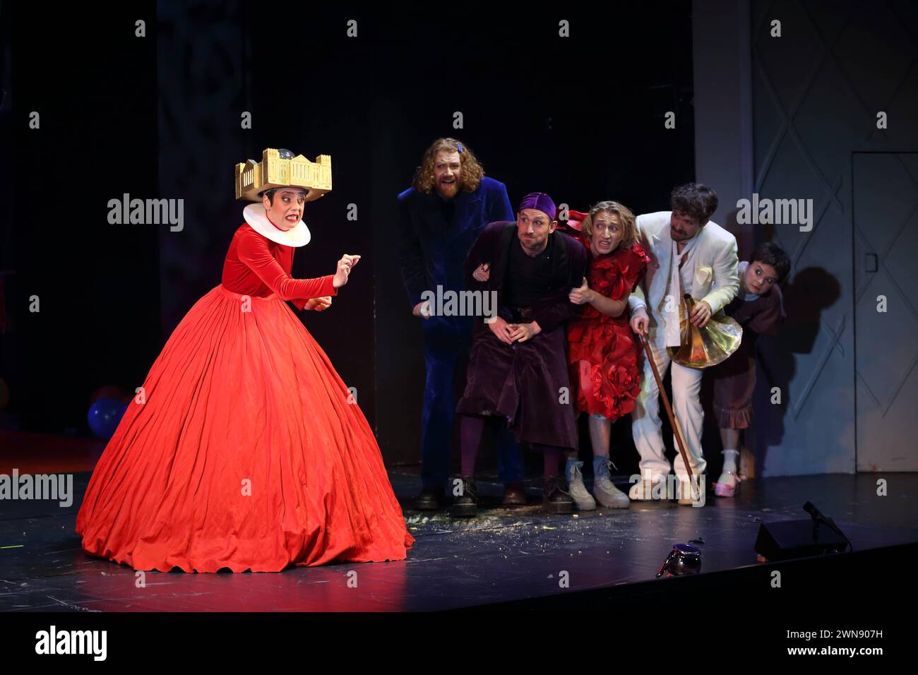 Cigdem Teke als Herzkönigin, Aram Tafreshian als Herzkönig, Elias Arens ...