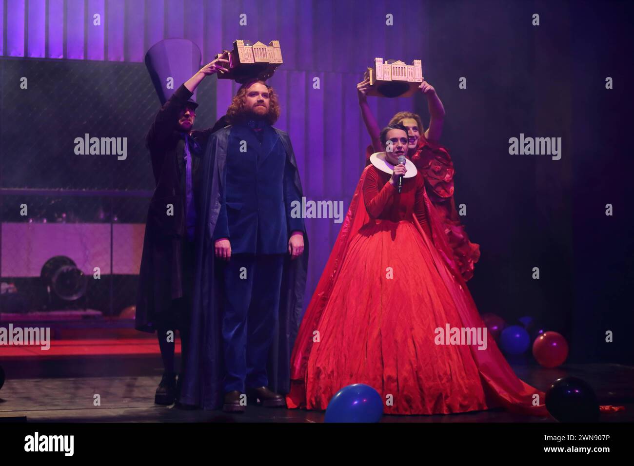 Elias Arens als Hutmacher, Aram Tafreshian als Herzkönig, Cigdem Teke ...