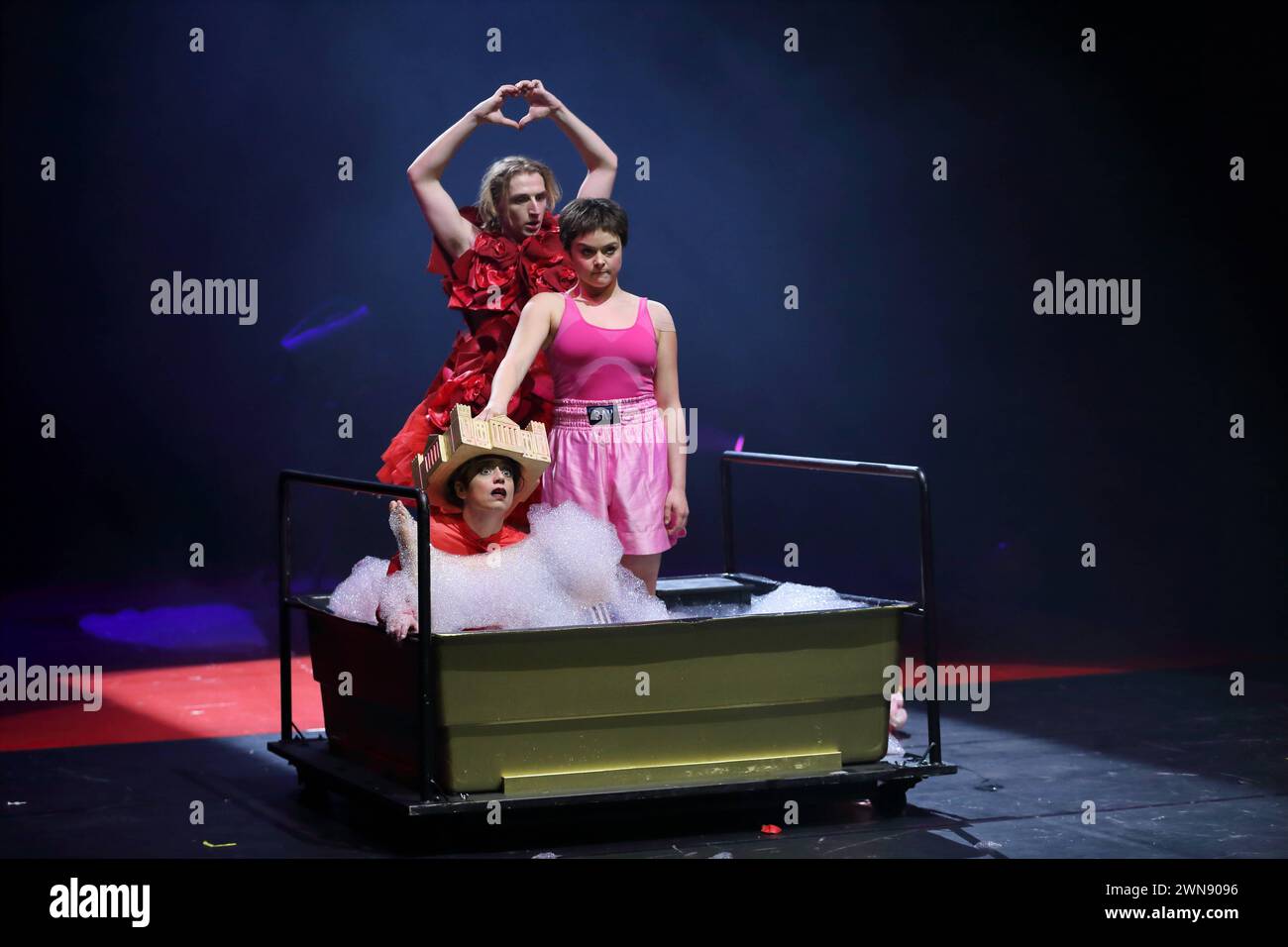 David Rothe als Raupe, Rose, Via Jikeli als Alice und Cigdem Teke als ...