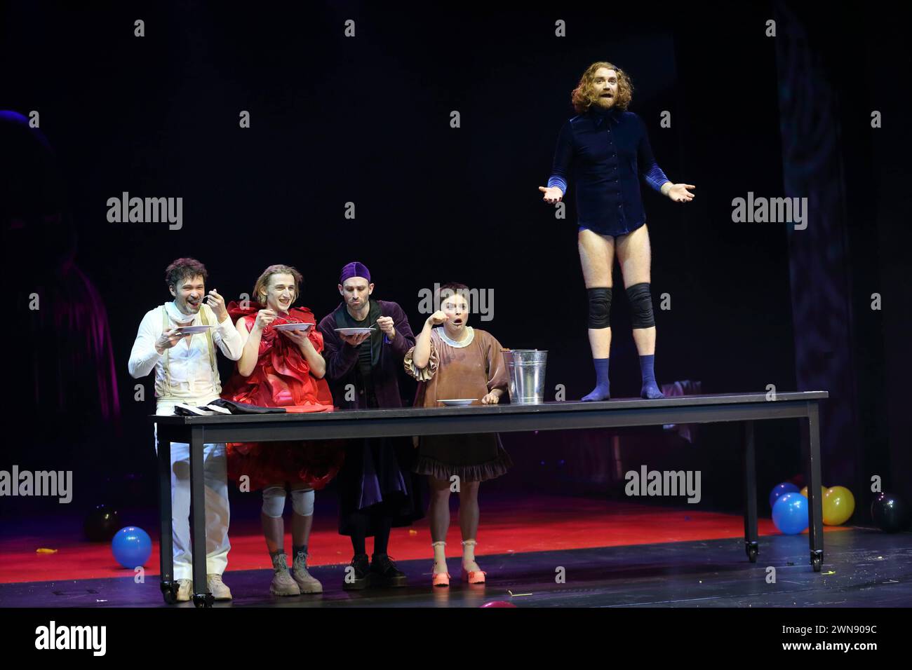 Aleksandar Radenkovic als Hase, David Rothe als Raupe, Rose, Elias ...