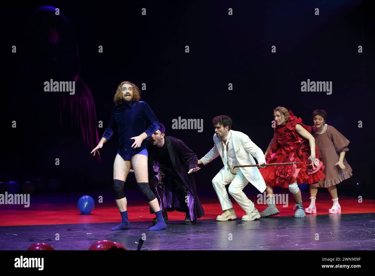 Aram Tafreshian als Herzkönig, Elias Arens als Hutmacher, Aleksandar ...