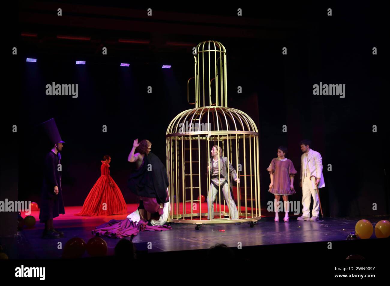 Elias Arens als Hutmacher, Cigdem Teke als Herzkönigin, Aram Tafreshian ...