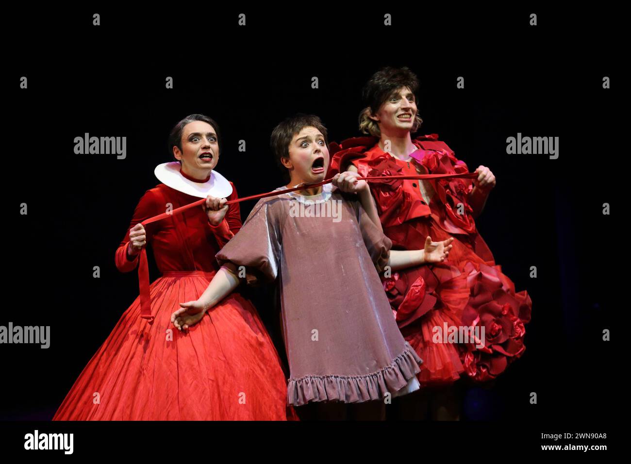 Cigdem Teke als Herzkönigin, Via Jikeli als Alice und David Rothe als ...