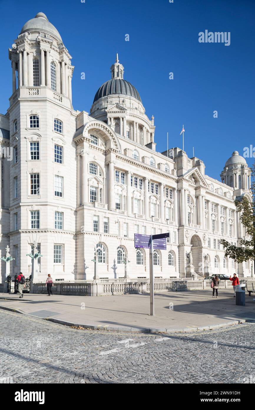 UK, Liverpool, the newly restored port of Liverpool building, beside ...
