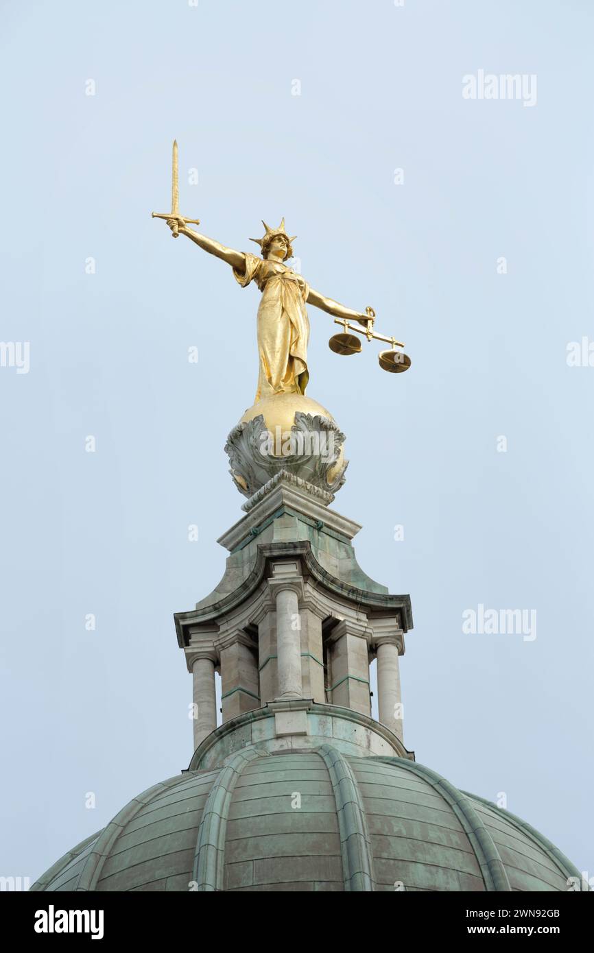 Lady Justice, Royal court of Justice statue, London, UK Stock Photo - Alamy