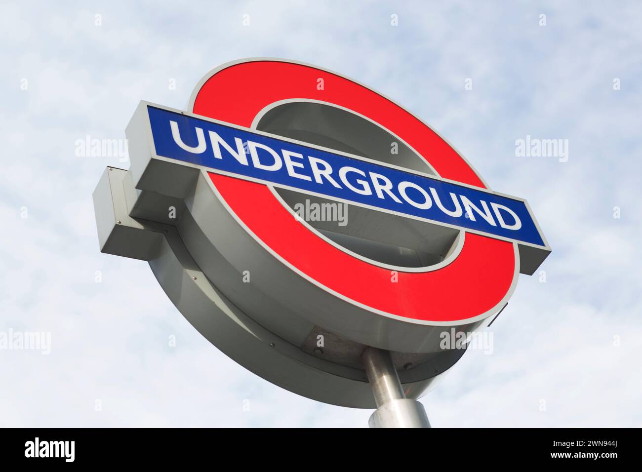 Underground sign london hi-res stock photography and images - Alamy