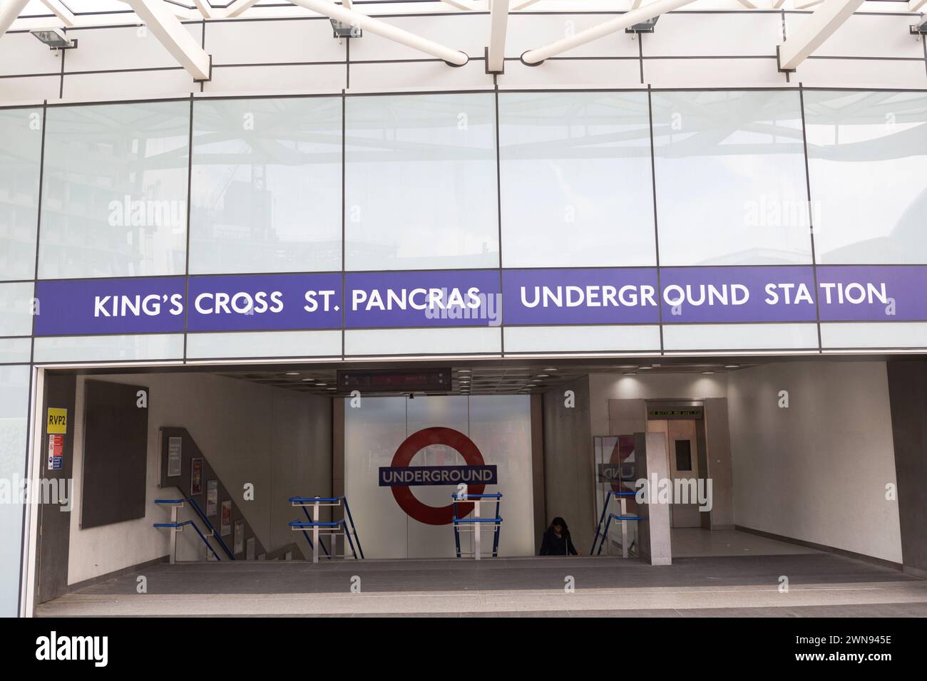 Kings cross underground station hi-res stock photography and images - Alamy