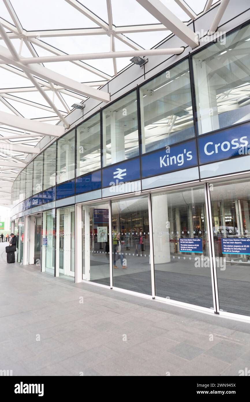 Kings cross underground station hi-res stock photography and images - Alamy