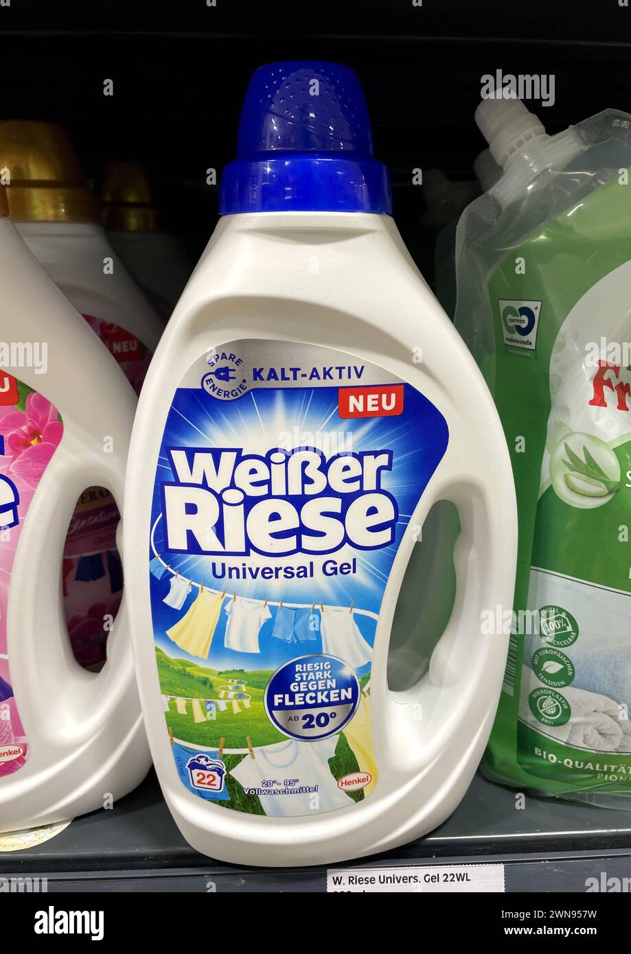 Bayern, Deutschland 01. März 2024: Hier der Blick im Supermarkt, Discounter eine Flasche Weißer ...