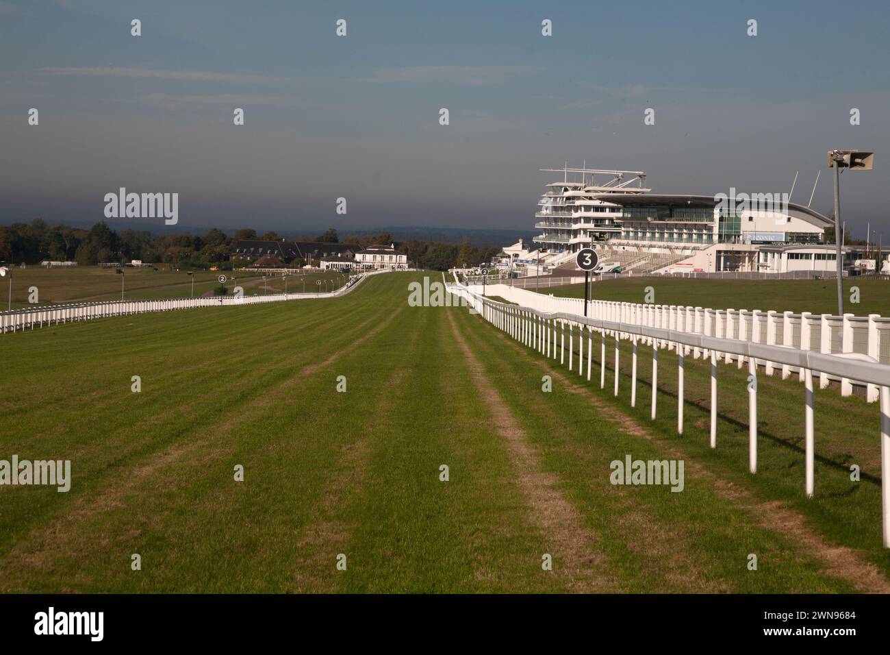 Epsom grandstand blue sky hi-res stock photography and images - Alamy
