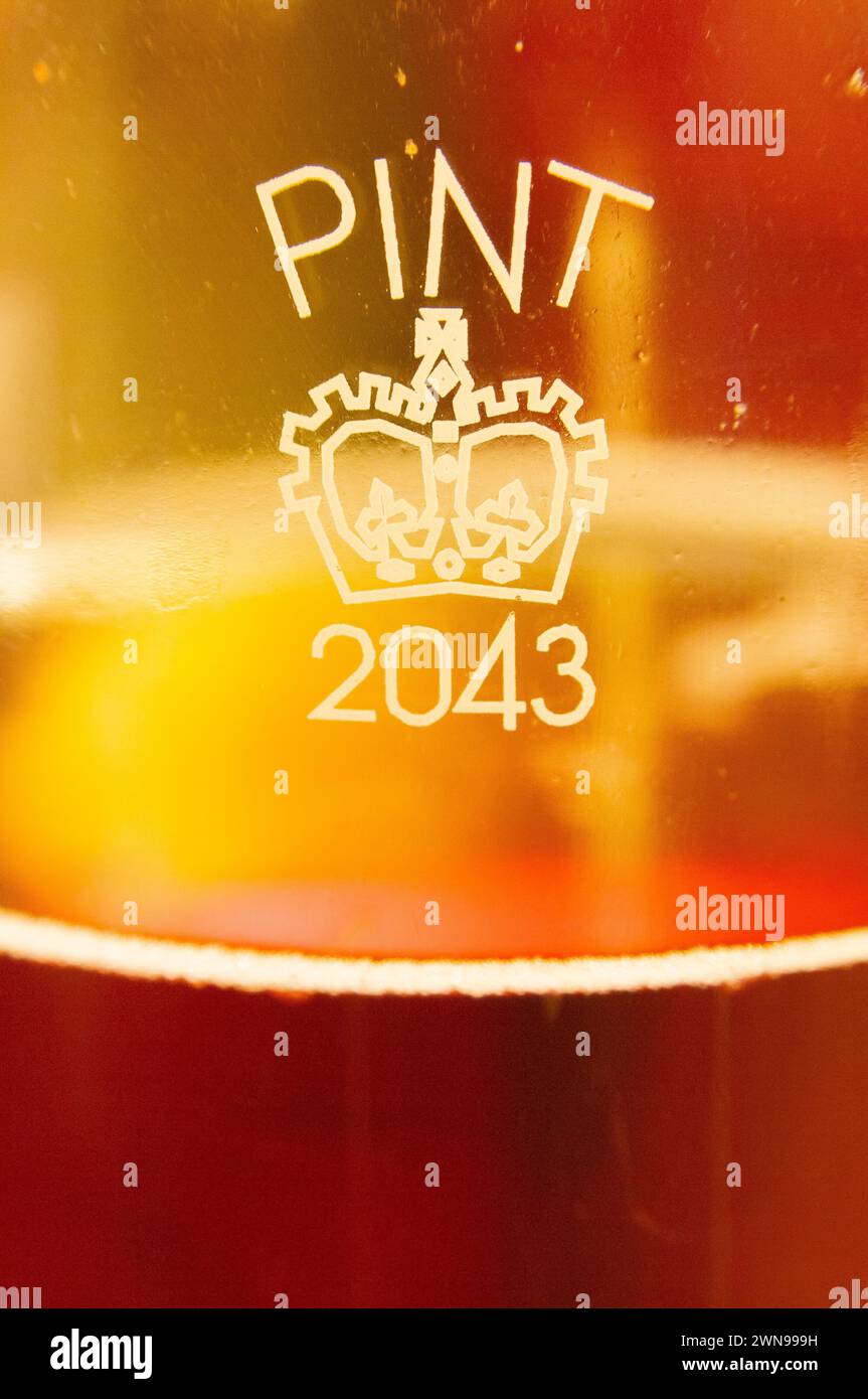 Crown symbol pint glass hi-res stock photography and images - Alamy