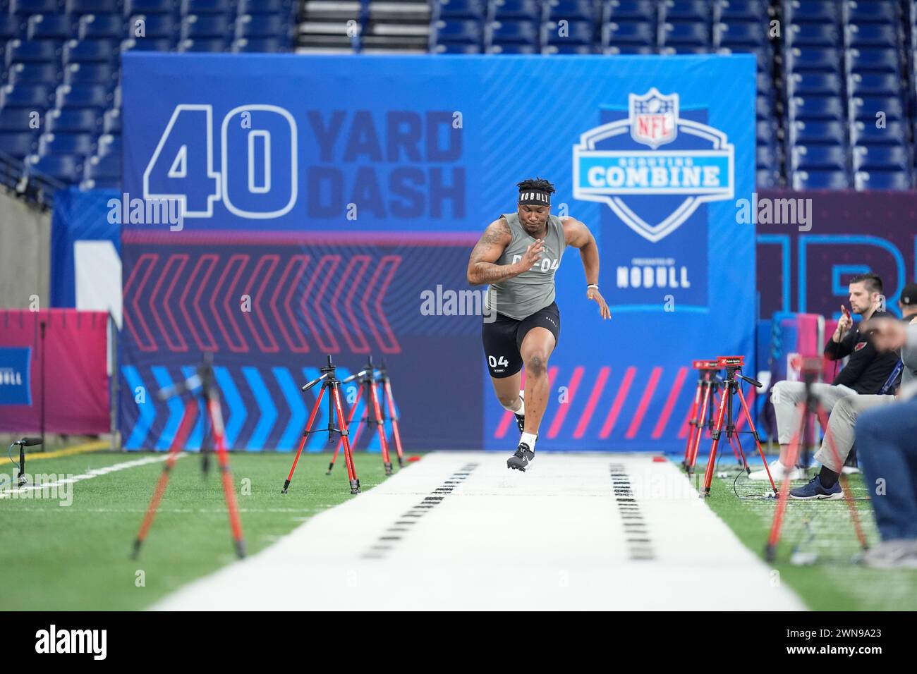 Oregon defensive lineman Brandon Dorlus runs the 40-yard dash at the ...
