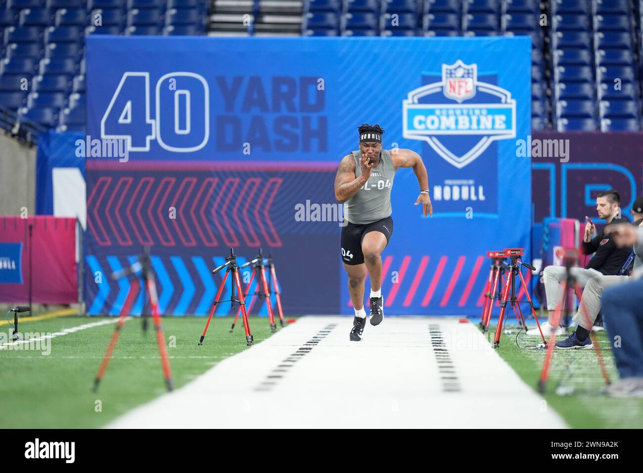 Oregon defensive lineman Brandon Dorlus runs the 40-yard dash at the ...