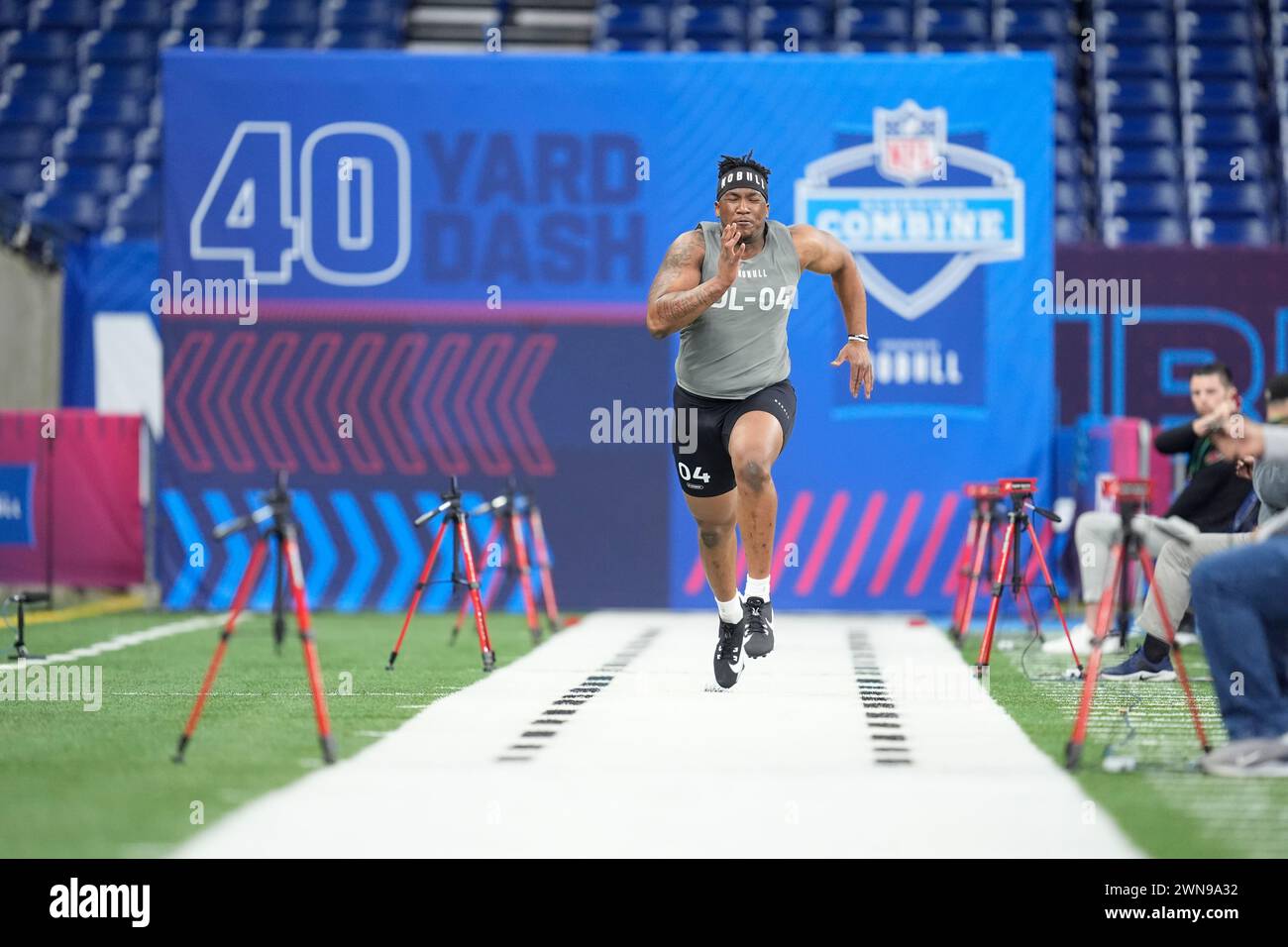 Oregon defensive lineman Brandon Dorlus runs the 40-yard dash at the ...