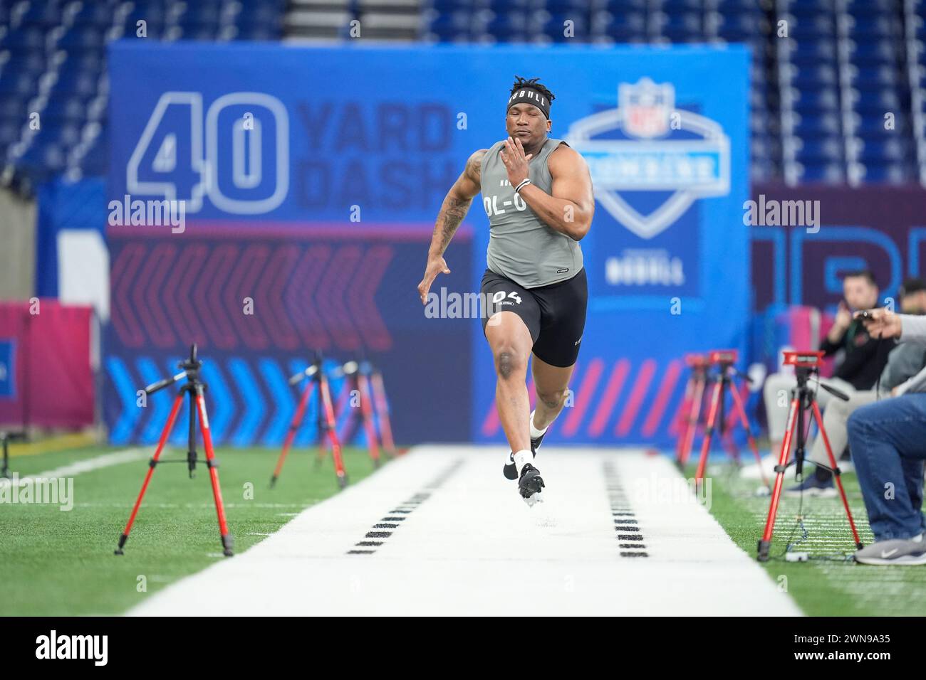 Oregon defensive lineman Brandon Dorlus runs the 40-yard dash at the ...