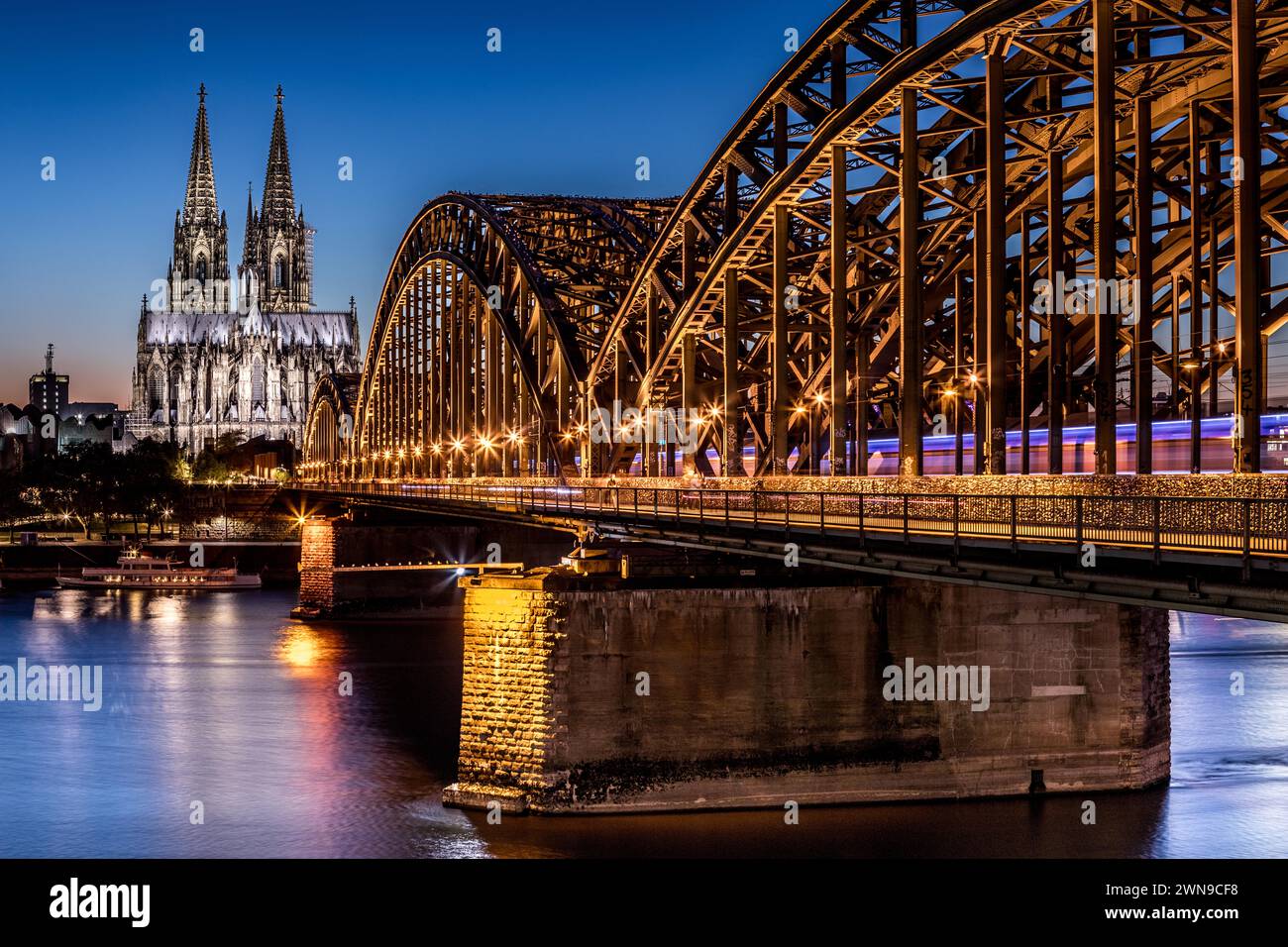 Night view of the illuminated Hohenzollern Bridge and Cologne Cathedral ...
