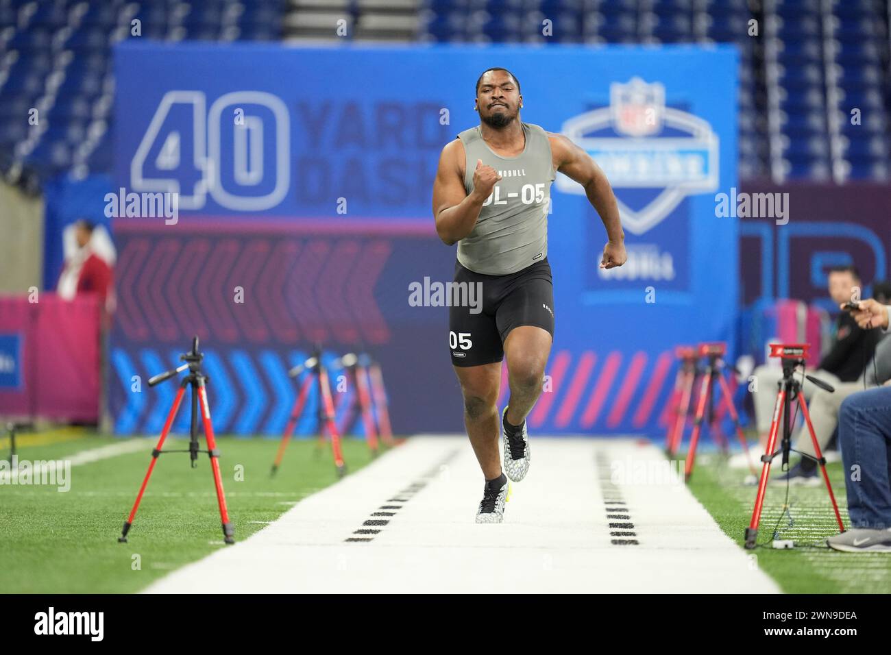 Alabama defensive lineman Justin Eboigbe runs the 40-yard dash at the ...