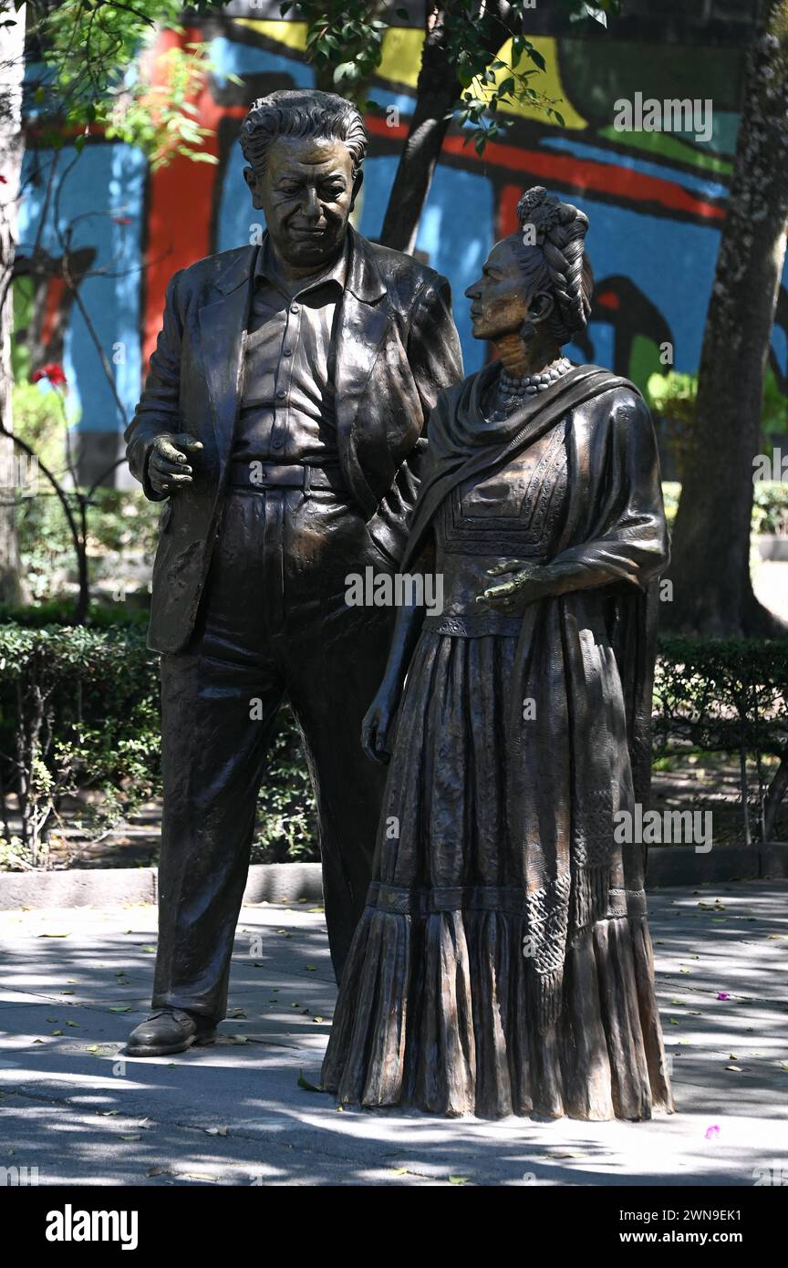 Statues of Frida Kahlo and Diego Rivera in Frida Kahlo Park, Coyoacan ...