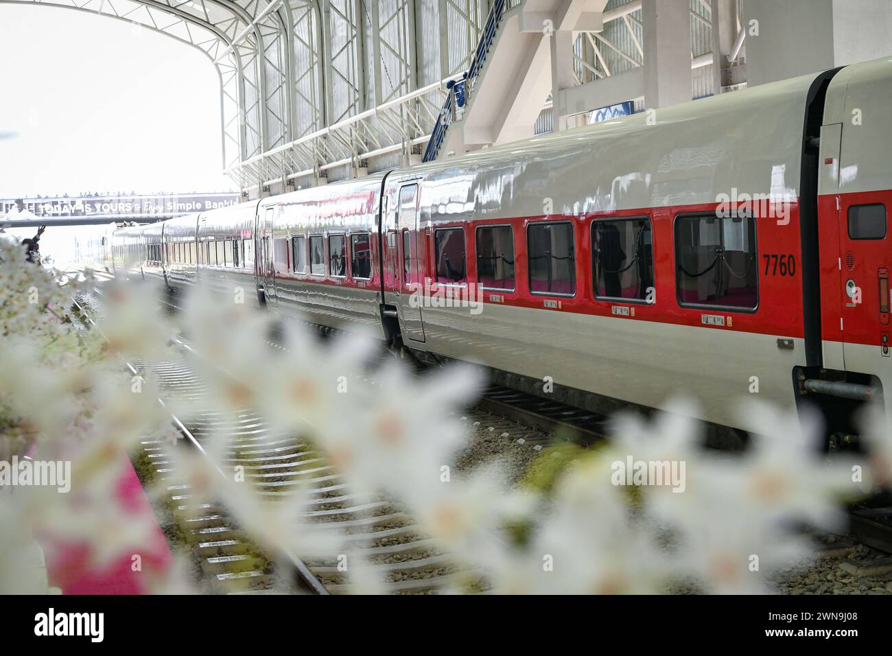 (240301) -- LAGOS, March 1, 2024 (Xinhua) -- A train of Lagos Rail Mass ...