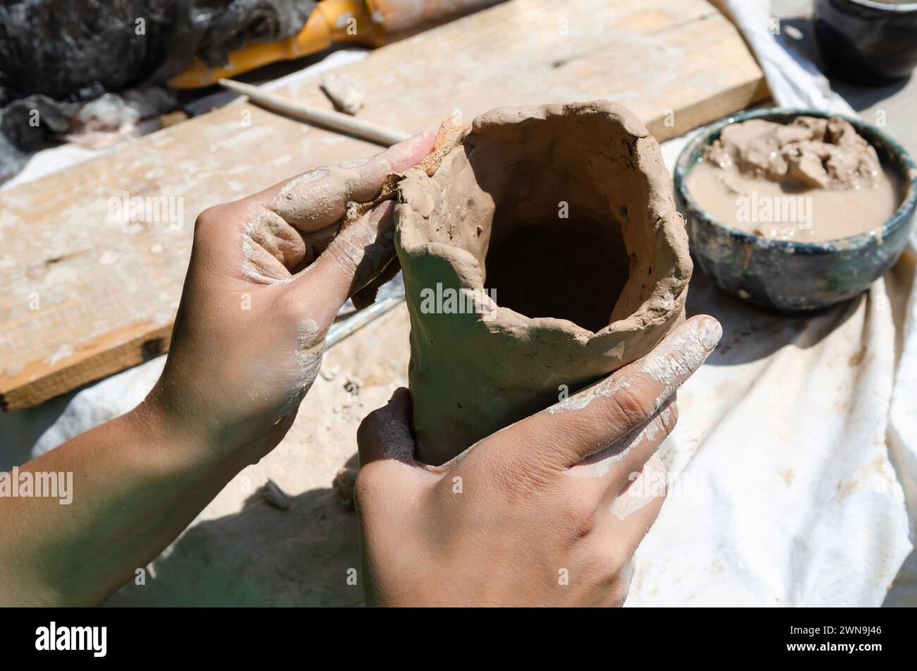 Pottery class workshop clay shaping hi-res stock photography and images ...