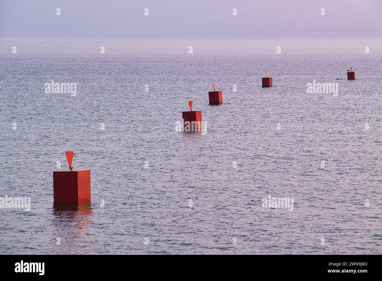 Bodensee, rote Bojen auf dem Wasser *** Lake Constance, red buoys on ...