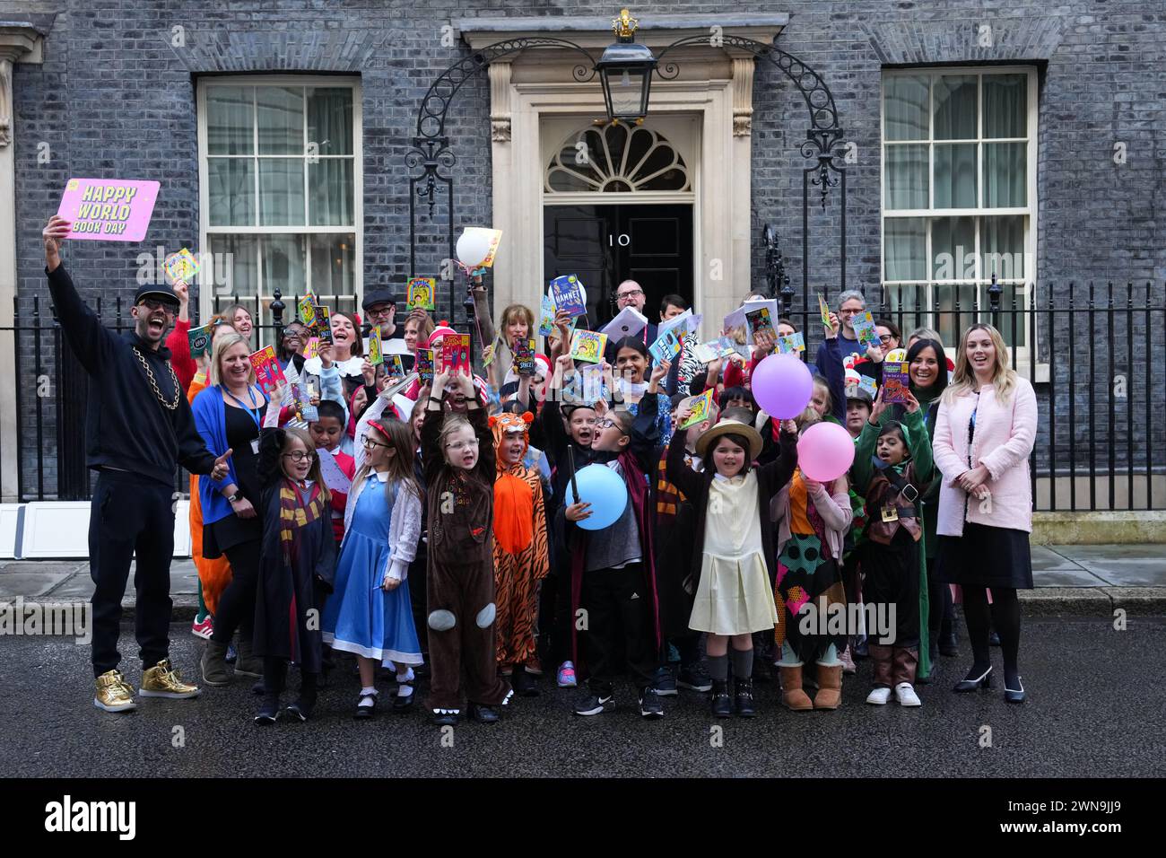 Prime Minister Rishi Sunak's wife Akshata Murty, poses with children ...