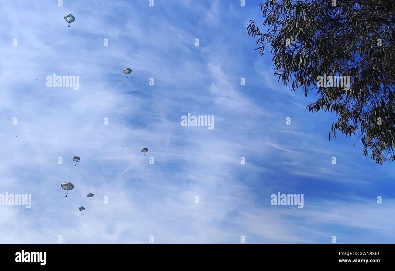 Humanitarian aid packages dropped from the air by Jordanian army planes ...