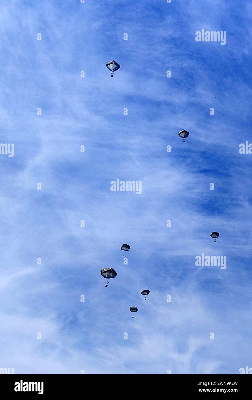 Humanitarian aid packages dropped from the air by Jordanian army planes ...