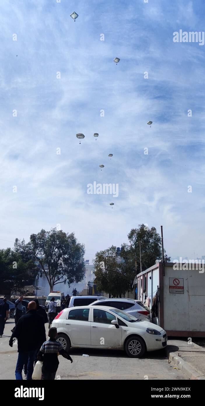 Humanitarian aid packages dropped from the air by Jordanian army planes ...