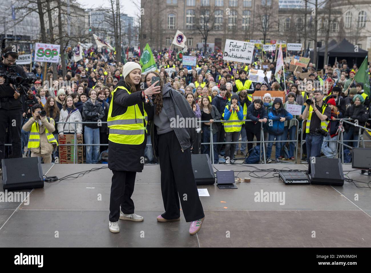 Luisa Neubauer, Klimaaktivistin bei Fridays for Future, gemeinsam mit ...