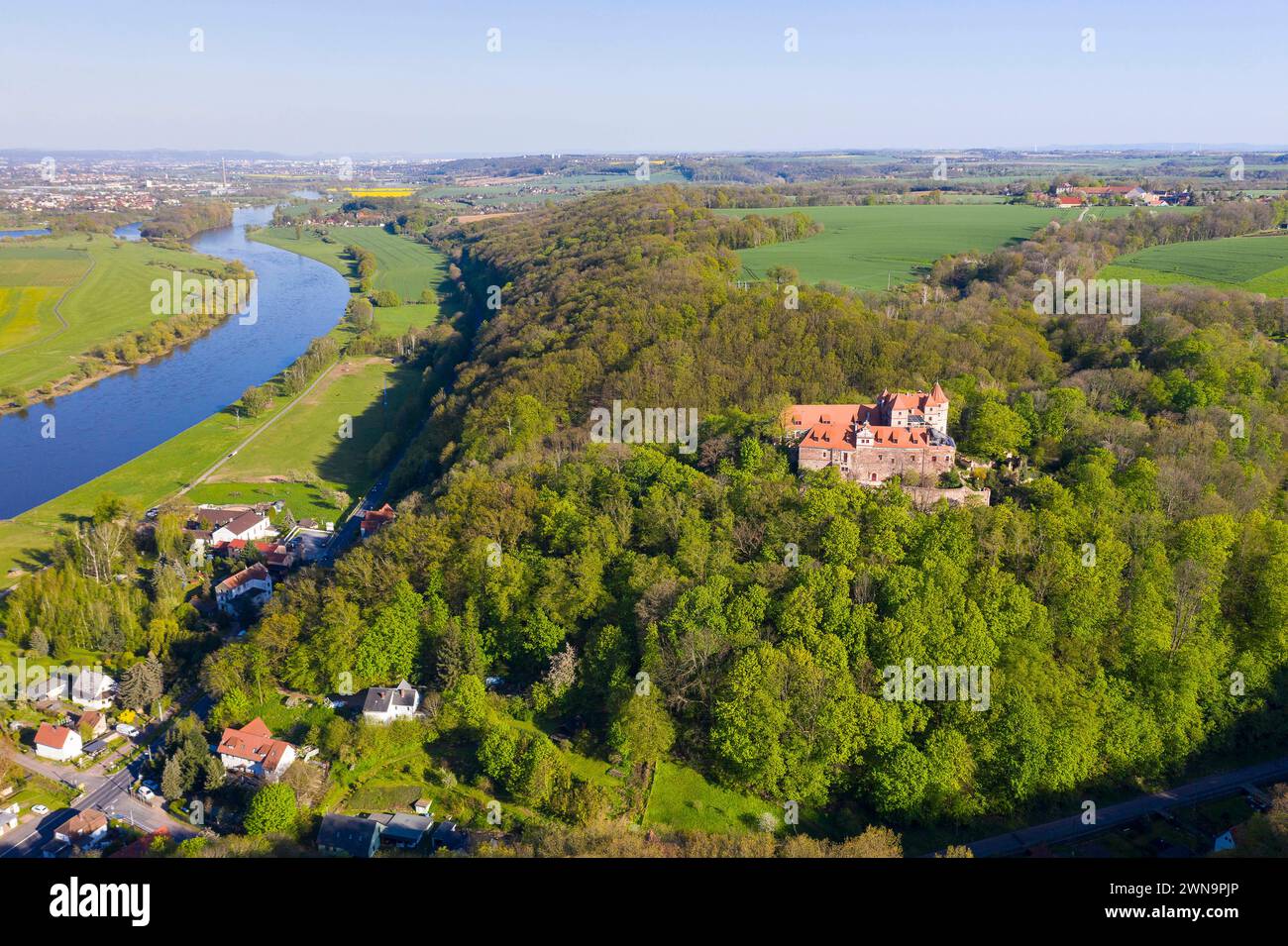 Luftbild von Schloss Scharfenberg mit Dorf und Elbe, Sächsisches ...