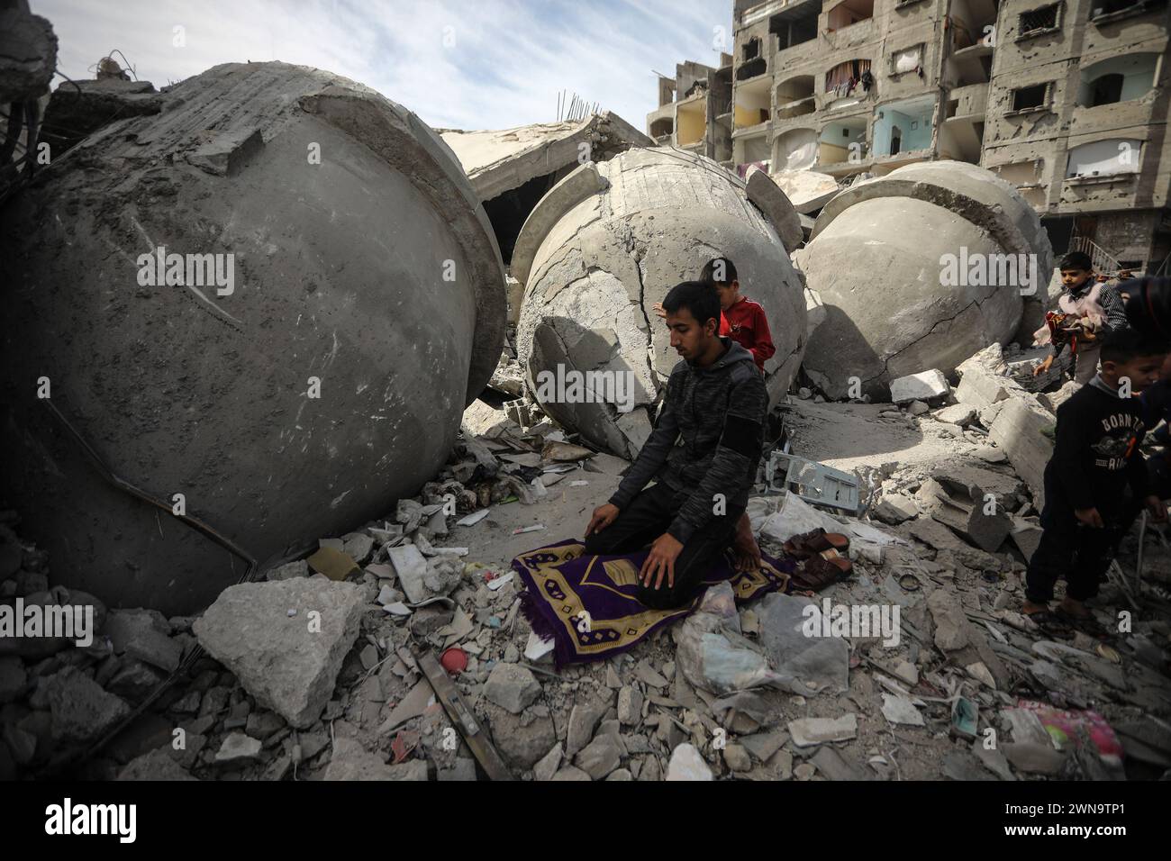 Rafah, Gaza. 01st Mar, 2024. Palestinians attend Friday prayers near ...