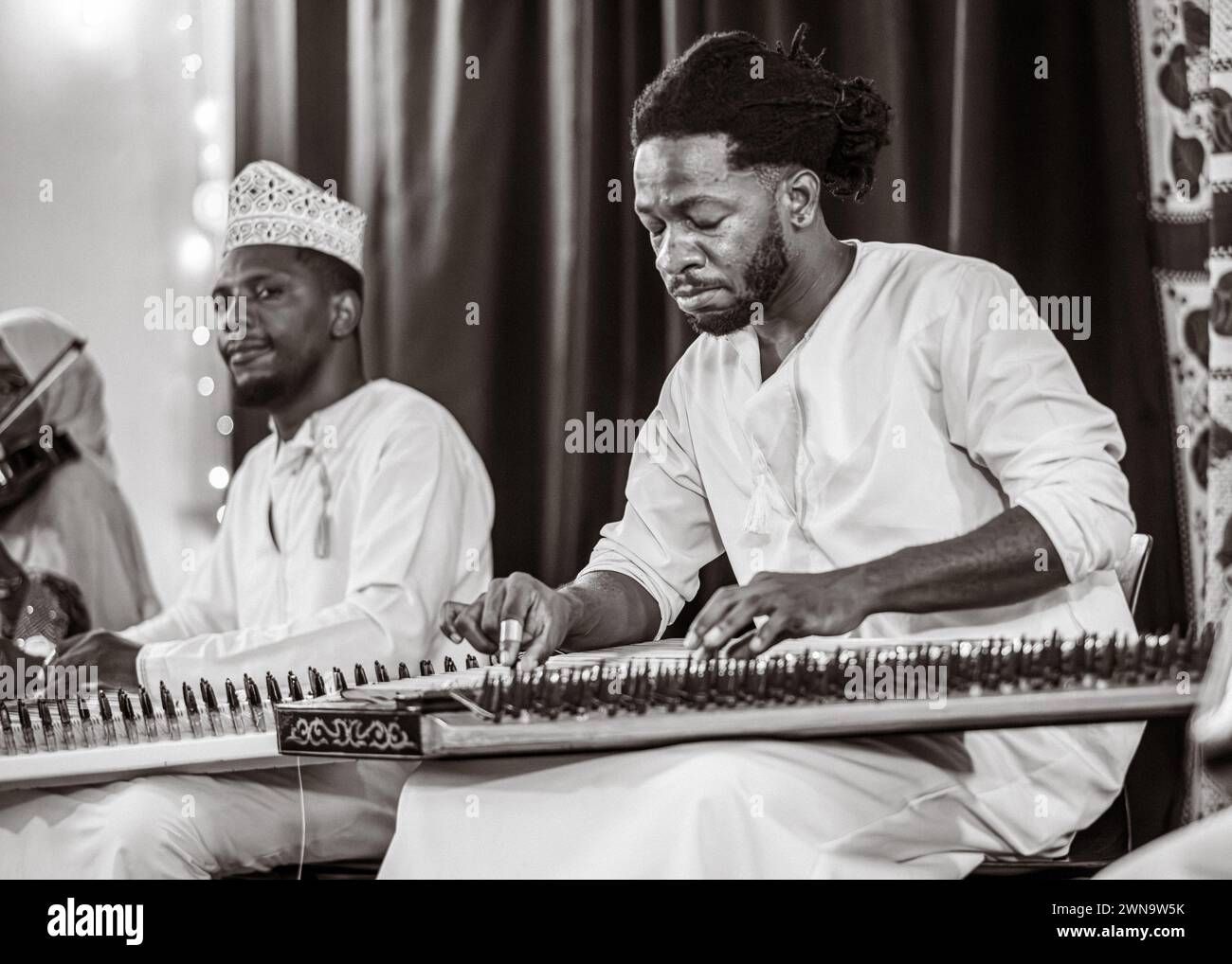 Qanun instrument hi-res stock photography and images - Alamy