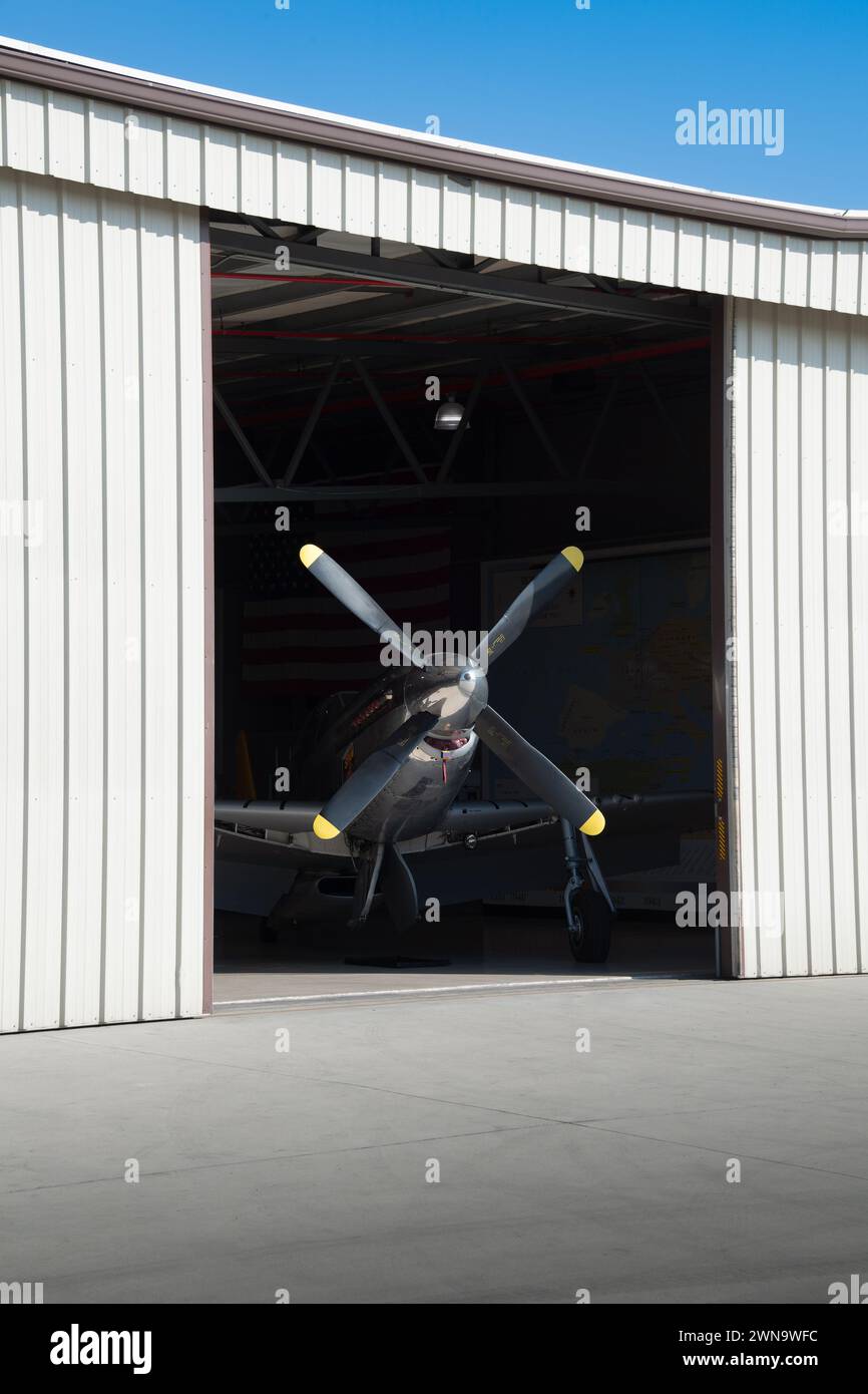 Sliding hangar doors hi-res stock photography and images - Alamy