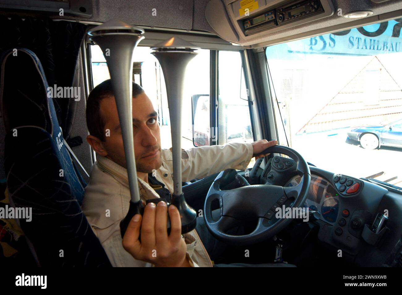 Beep horn hi-res stock photography and images - Alamy