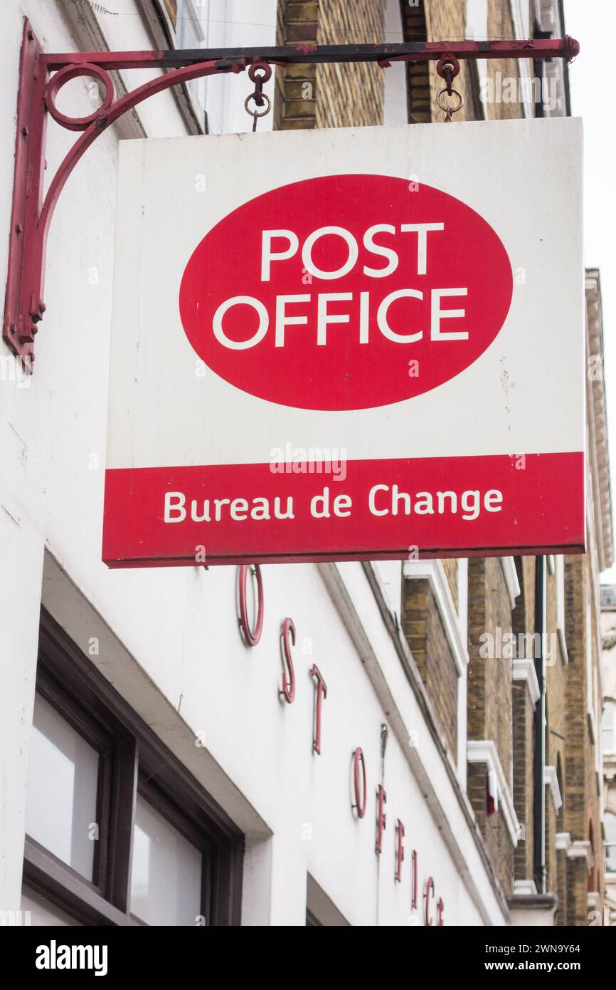 Close up of Baker Street Post Office and Bureau de Change signage ...