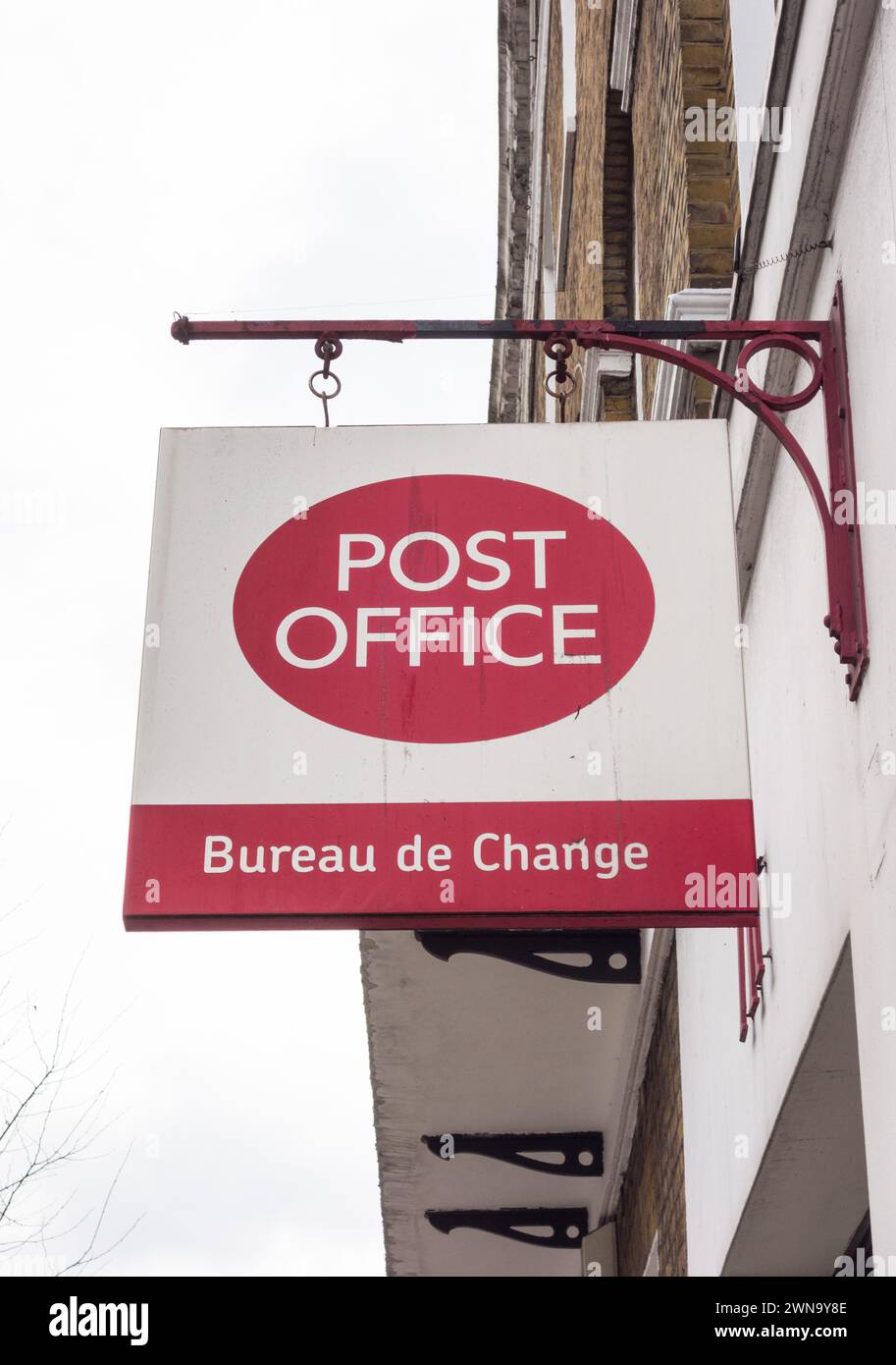 Close up of Baker Street Post Office and Bureau de Change signage ...
