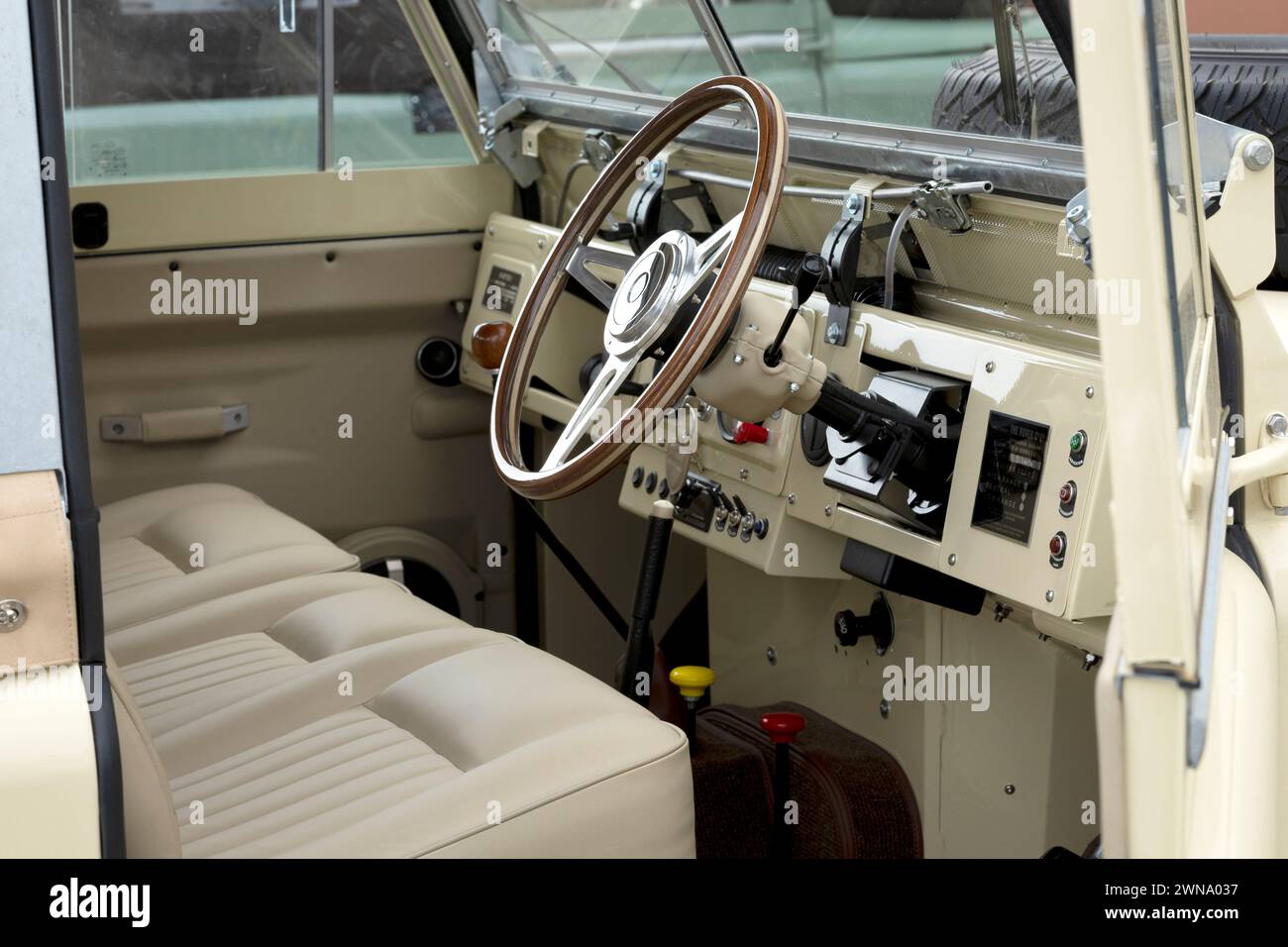 14/04/22 Everrati’s electric 1971 Land Rover Defender prototype vehicle ...