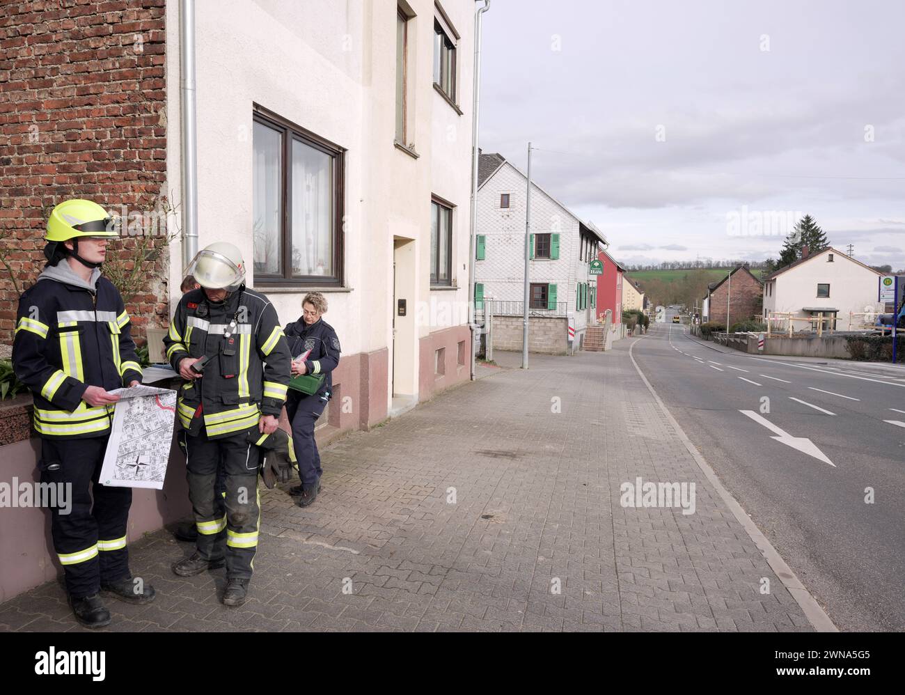 Hadamar, Germany. 01st Mar, 2024. Firefighters inspect houses for a ...