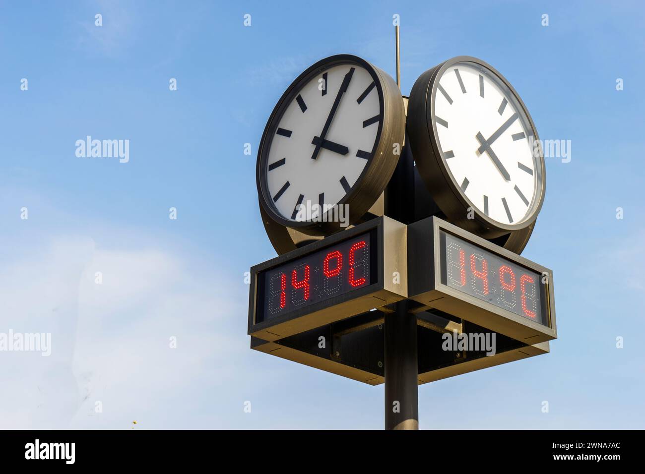 Outdoor antique pole clock hi-res stock photography and images - Alamy
