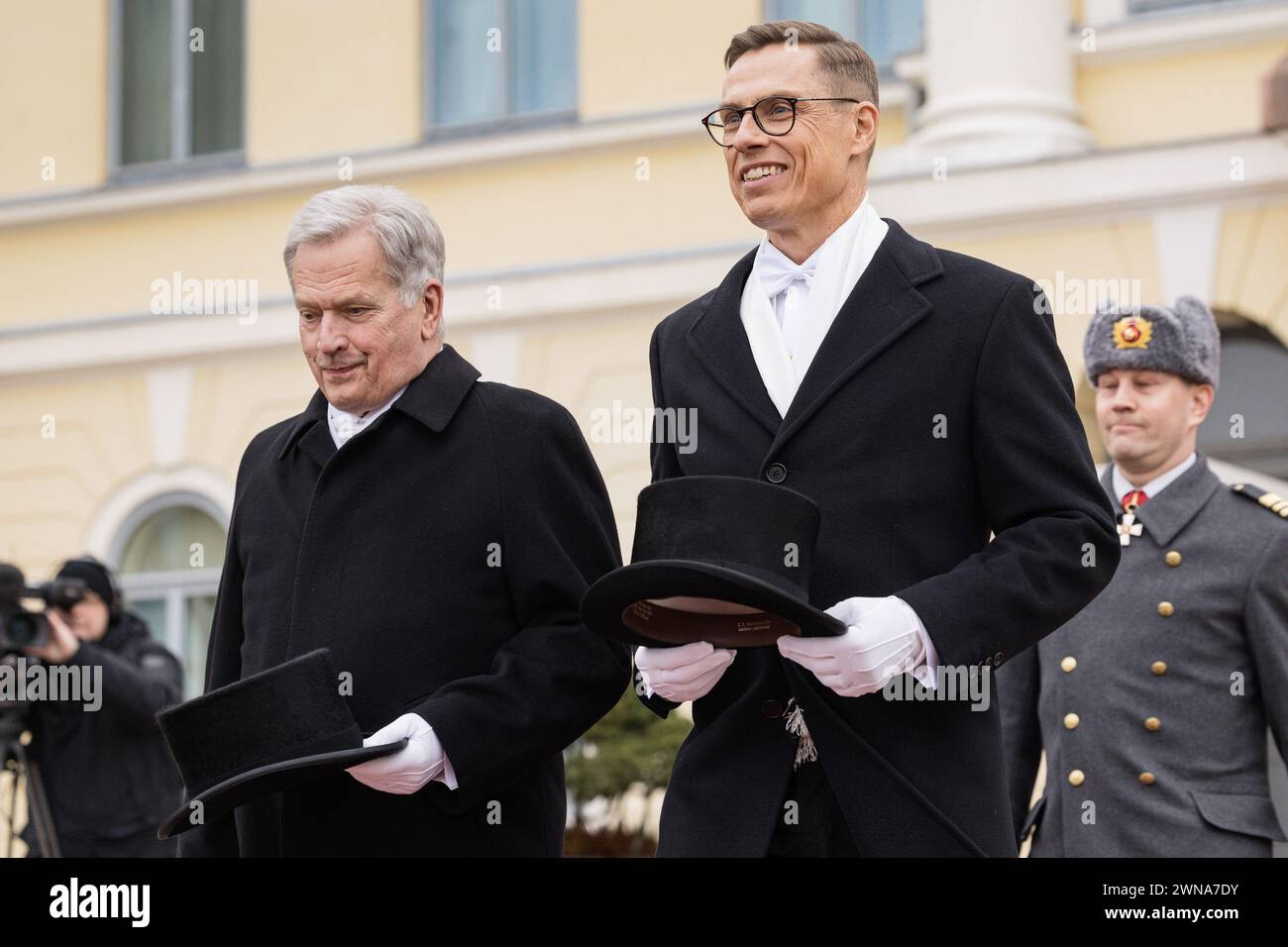 (240301) -- HELSINKI, March 1, 2024 (Xinhua) -- Alexander Stubb (R ...