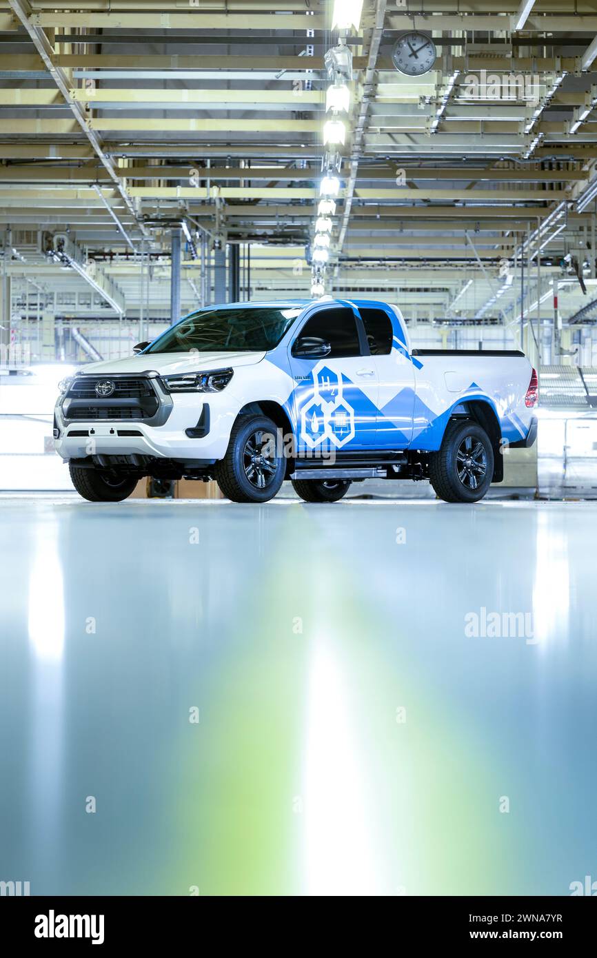 01/09/23 New hydrogen-powered Toyota Hilux at the company’s Burnaston ...