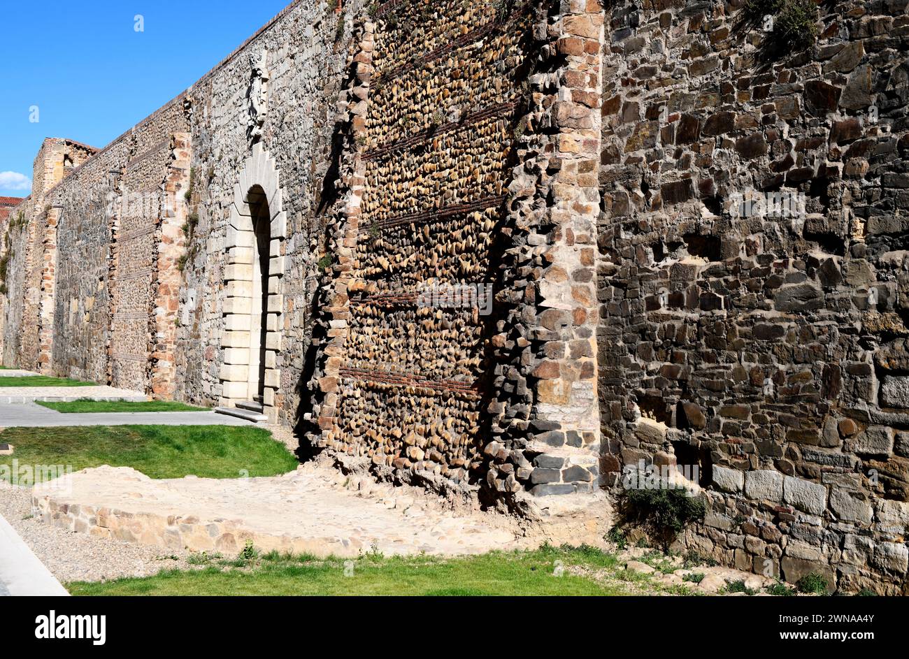 Roman walls of Leon, 1th century. Castilla y Leon, Spain Stock Photo ...