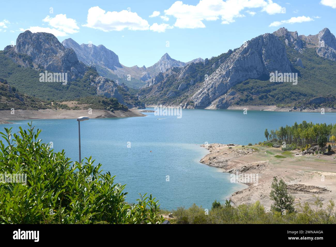 Riaño dam león spain hi-res stock photography and images - Alamy