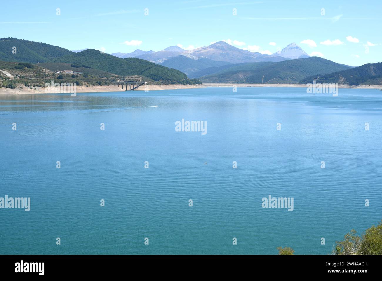Riaño dam león spain hi-res stock photography and images - Alamy