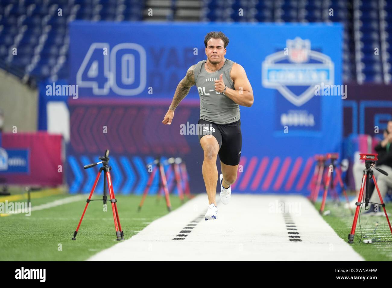 Washington State defensive lineman Brennan Jackson runs the 40-yard ...