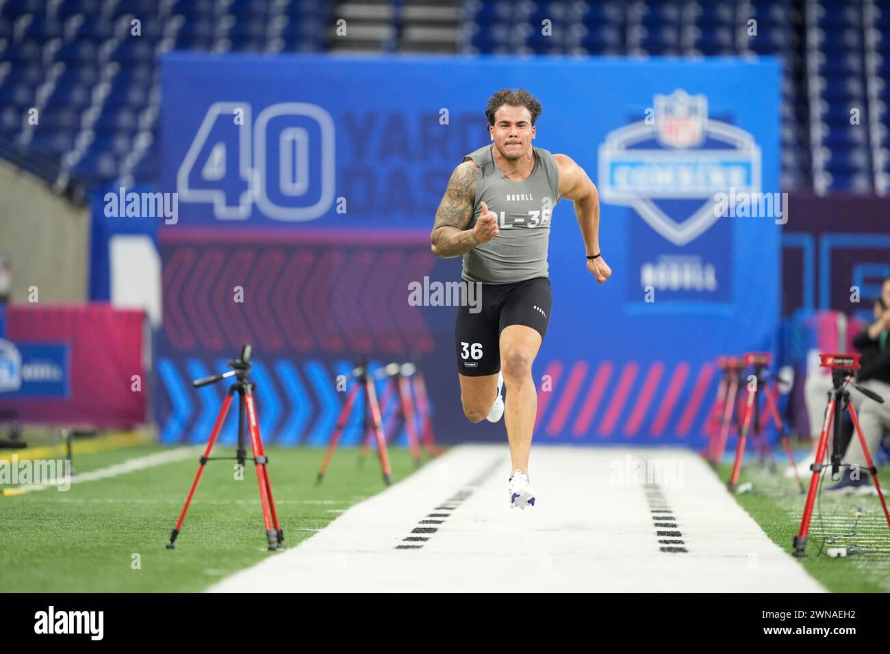 Washington State defensive lineman Brennan Jackson runs the 40-yard ...