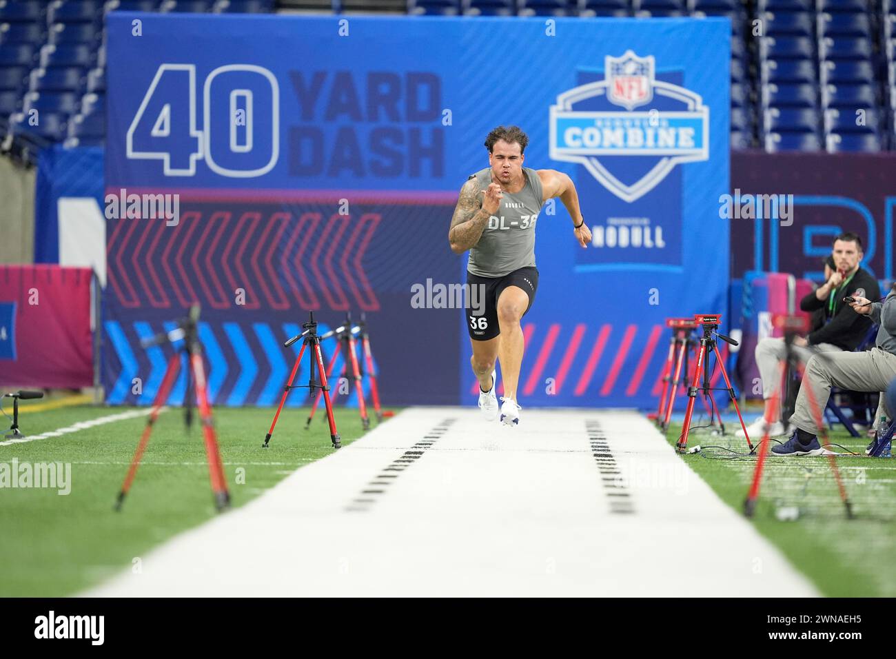 Washington State defensive lineman Brennan Jackson runs the 40-yard ...