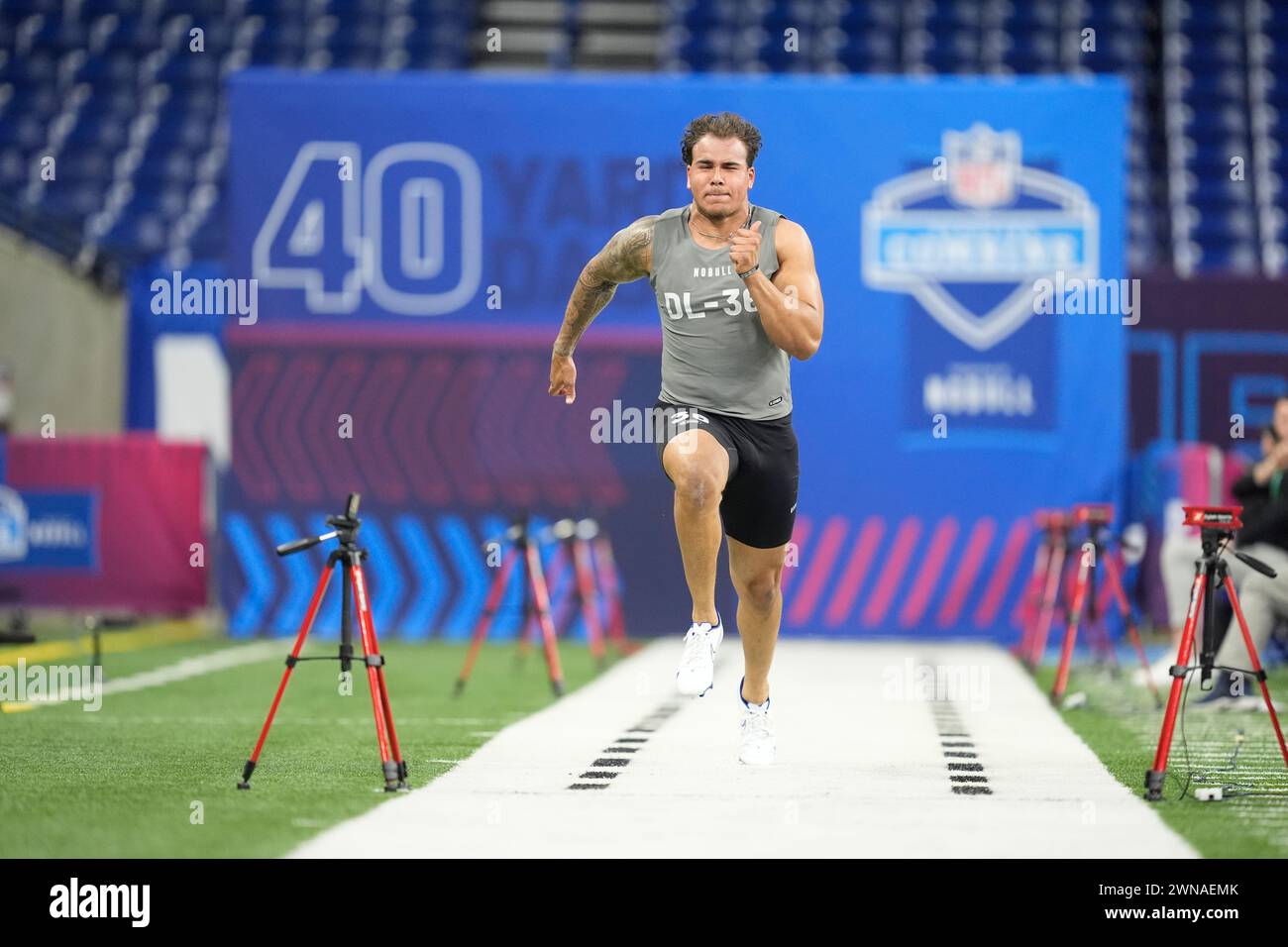 Washington State defensive lineman Brennan Jackson runs the 40-yard ...