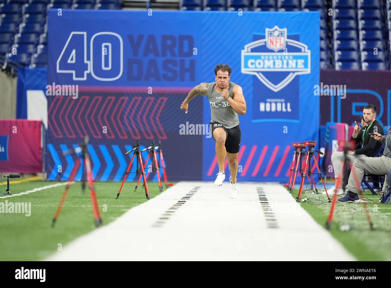 Washington State defensive lineman Brennan Jackson runs the 40-yard ...